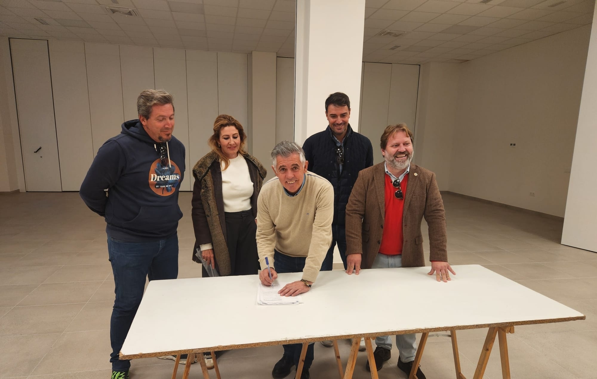 Firma de la recepción final de obra del edificio polivalente ...